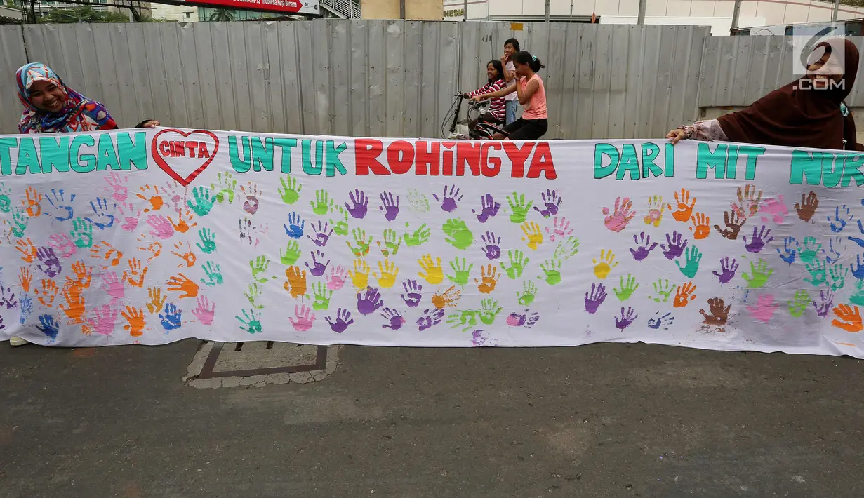 PHOTO: Cap Telapak Tangan Anak Indonesia Untuk Rohingya - Foto Liputan6.com