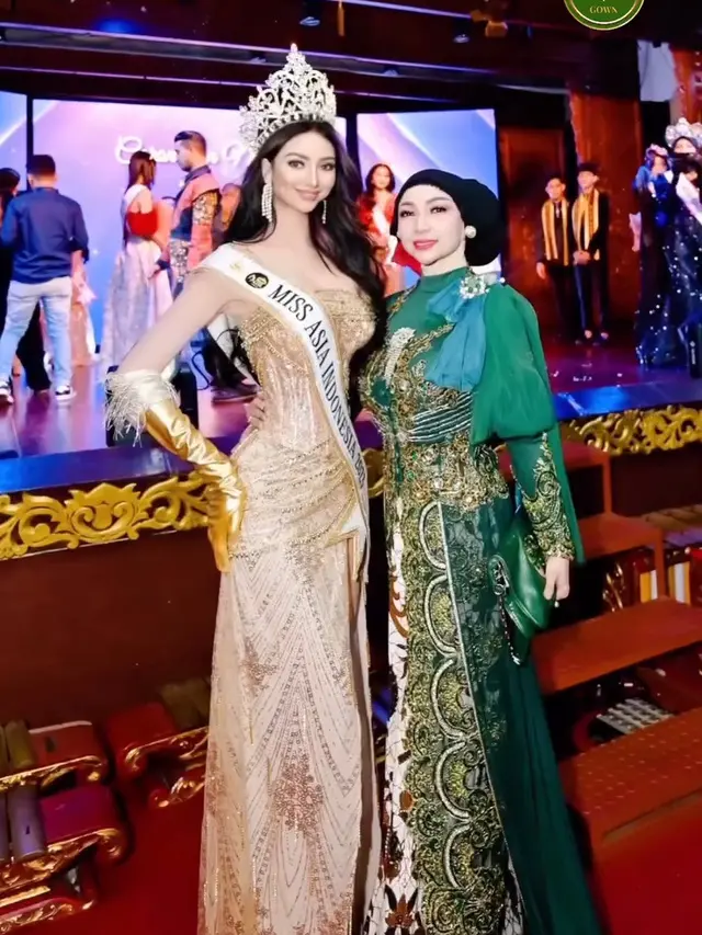 6 Potret Roro Fitria Tampil Menawan Pakai Kebaya Hijau Menyala Hadiri ...