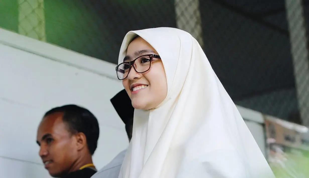 FOTO: Gaya Febby Rastanty saat Berhijab, Anggun dan Natural - Foto ...