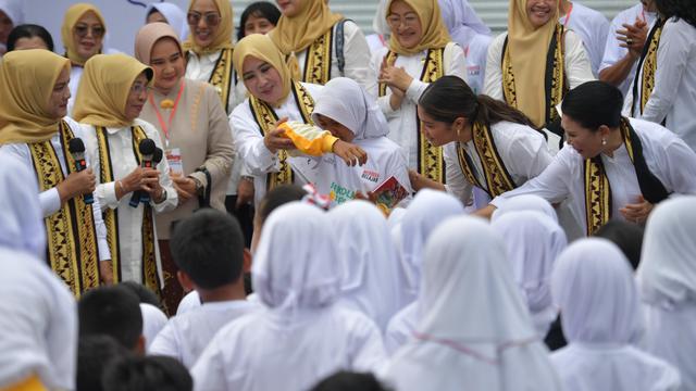 Ibu Iriana dan OASE KIM Bermain Permainan Tradisional Bersama Anak-Anak ...