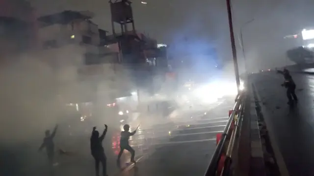 Kericuhan Terjadi di Kawasan Senen, Flyover Dipenuhi Asap Gas Air Mata ...