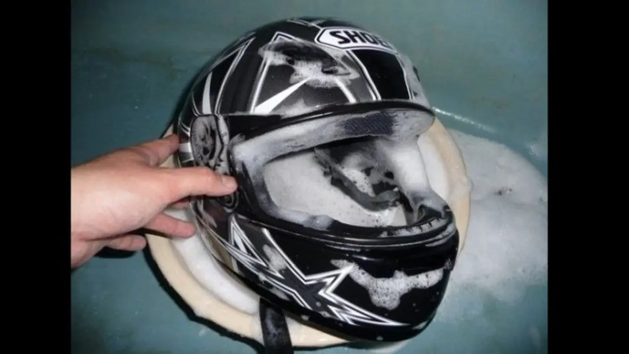 Cara Mudah Cuci Helm Sendiri - Otomotif Liputan6.com