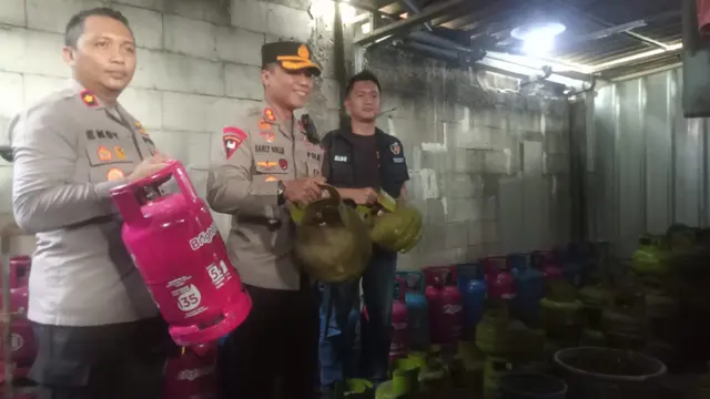 Polisi Tangkap 2 Pengoplos Gas Elpiji Bersubsidi di Tangsel - News Liputan6.com