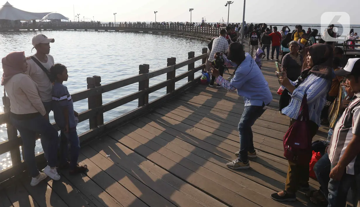 Hari Kedua Lebaran, Puluhan Ribu Orang Padati Kawasan Wisata Pantai Ancol - Foto Liputan6.com