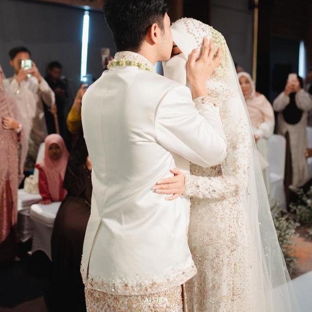5 Potret Tina Agustin, Istri Fiki Naki dalam Balutan Dress Pengantin Bercadar