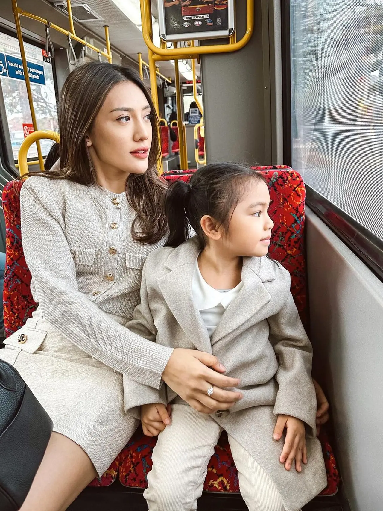 Sering Pakai Baju Serasi dengan Anak, Inilah 5 Outfit Matching dari Anissa Aziza dan Sang Putri ...