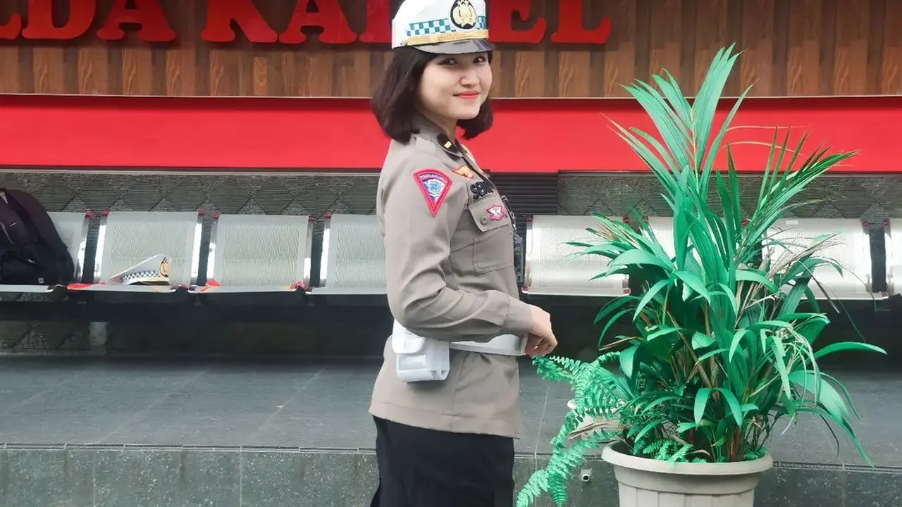 Disebut Mirip Boneka Susan, Ini 6 Potret Polwan Ipda Ajeng Sekar - Hot Liputan6.com