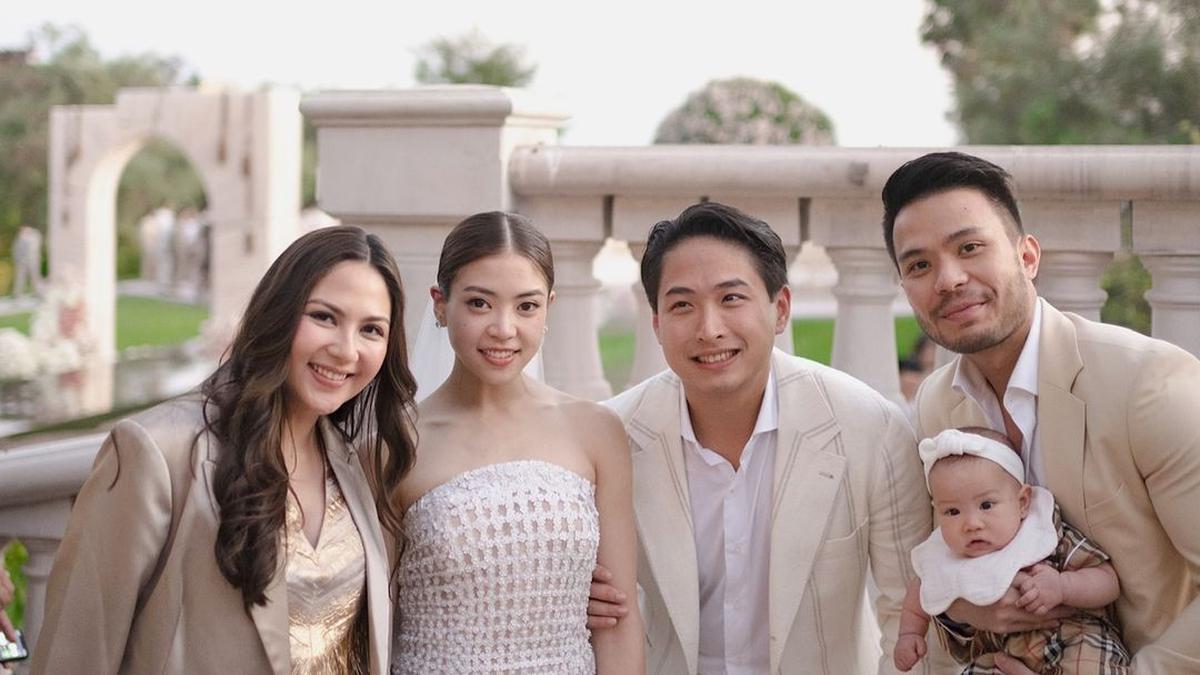 5 Gaya Glamor Keluarga Kecil Jessica Mila Hadiri Pernikahan Anak Hary ...