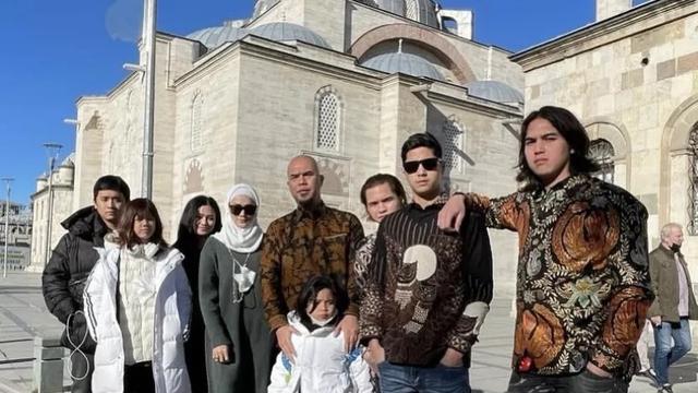 7 Potret Kedekatan Ahmad Dhani dengan Ketujuh Anaknya, Bukti Ayah ...