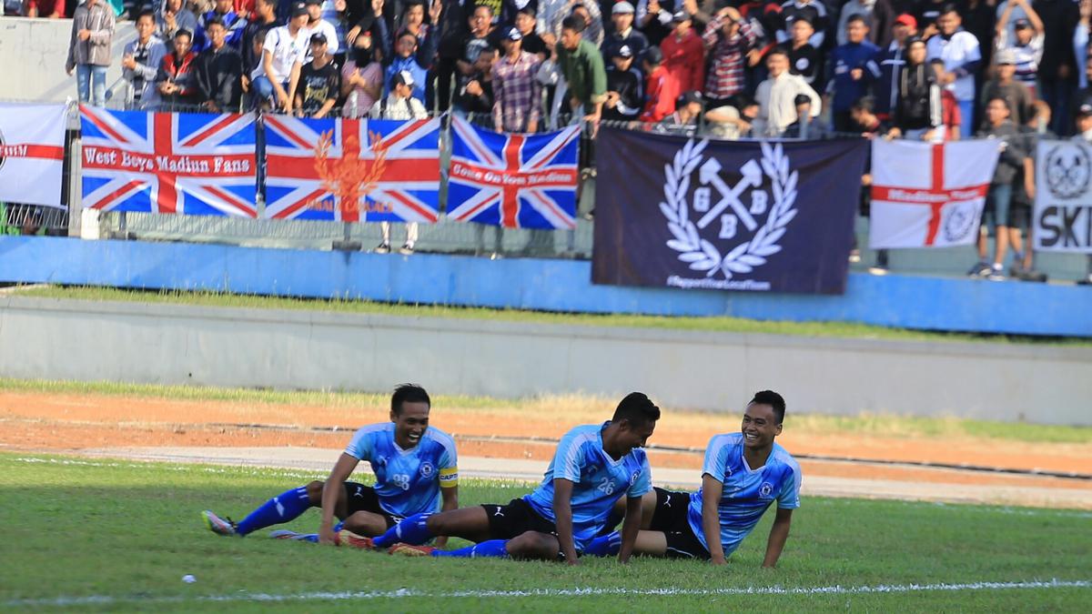Pemain Madiun Putra Ikuti Tradisi Selebrasi Nova Arianto - Indonesia ...