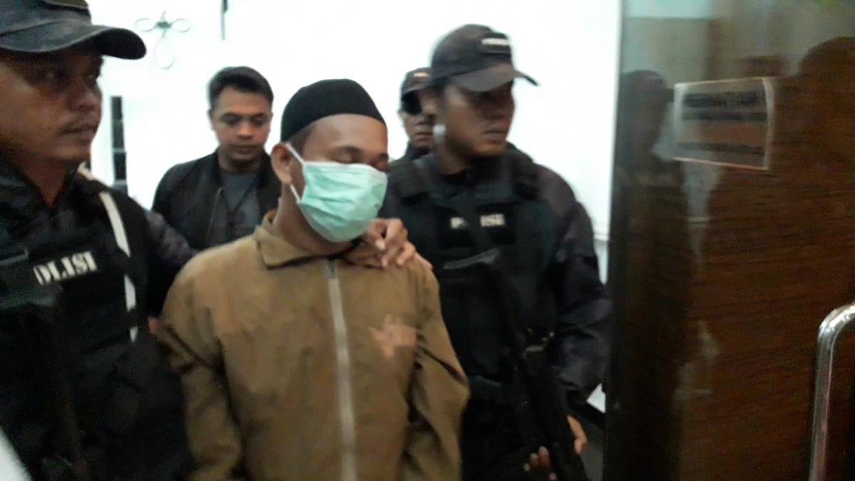 Digiring Polisi, HS Pakai Jaket dan Peci yang Sama Saat Ancam Penggal ...