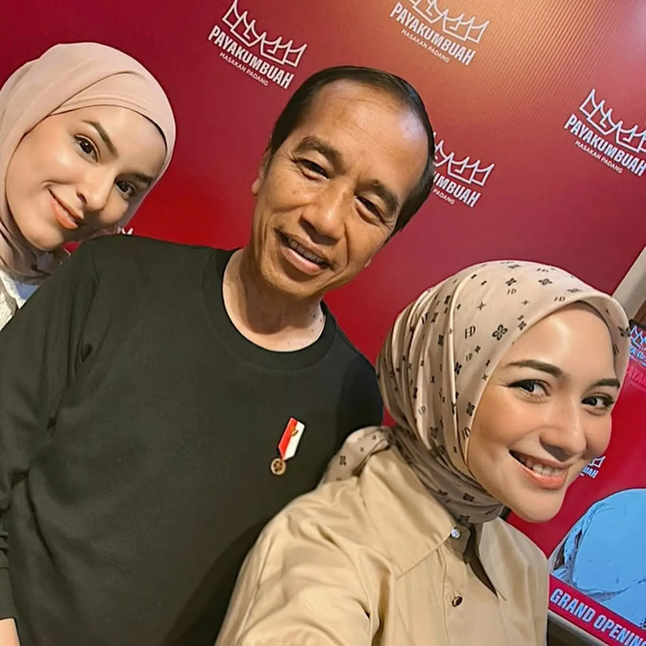 Presiden Joko Widodo Tampil Kasual Hadiri Peresmian Rumah Makan Padang Arief Muhammad - ShowBiz ...