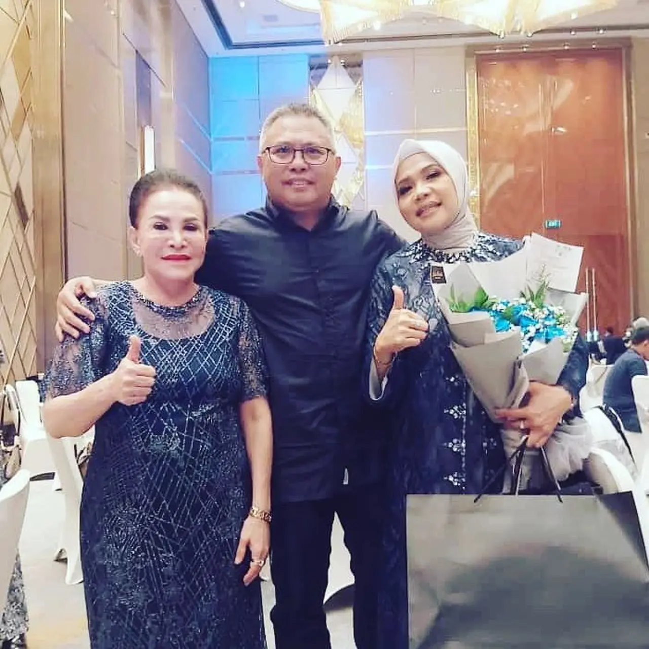 7 Potret Mpok Atiek Tetap Lincah di Usia 67 Tahun