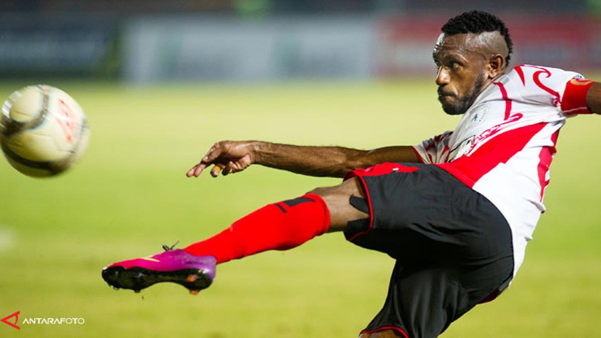 Boaz Solossa Bicara soal Duetnya dengan Van Dijk - Bola Liputan6.com