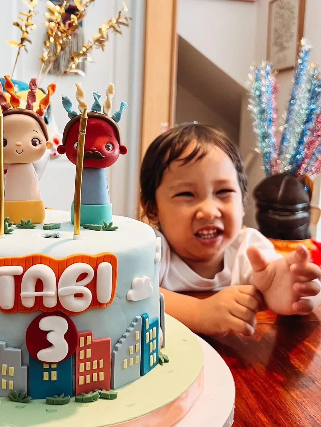 10 Potret Ultah ke-3 Tabi Anak Andien, Dirayakan di Setu Babakan Bareng Ondel-ondel dan Menu ...