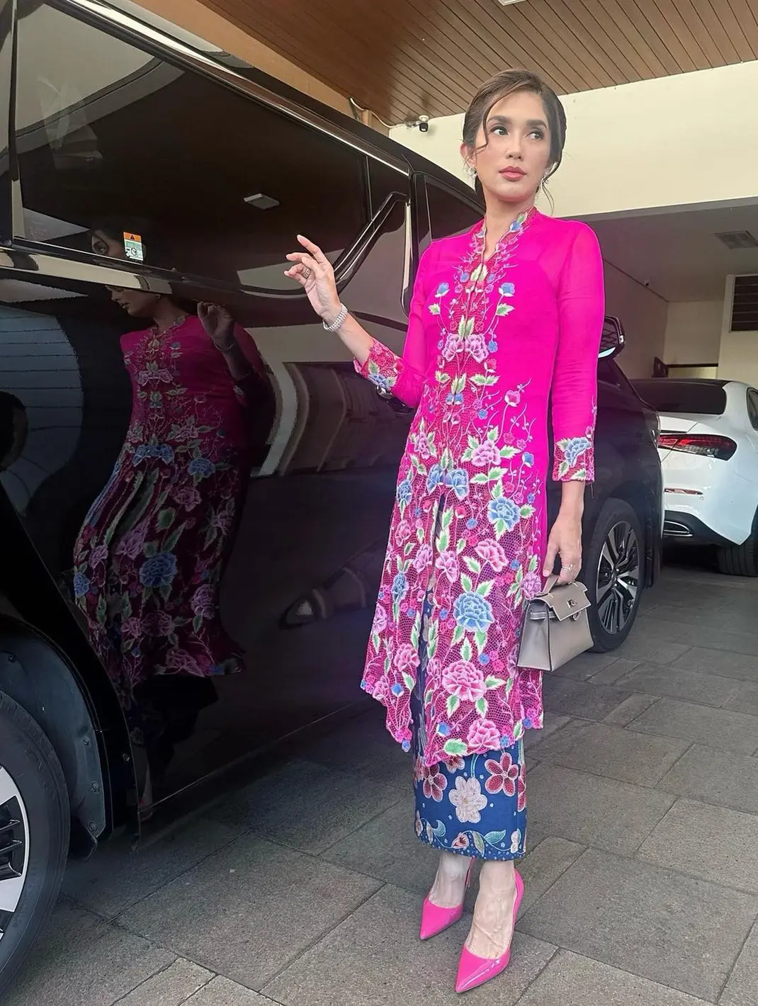 Potret Gaya Kece Ussy Sulistiawaty Pakai Kebaya Panjang Pink Merona ...