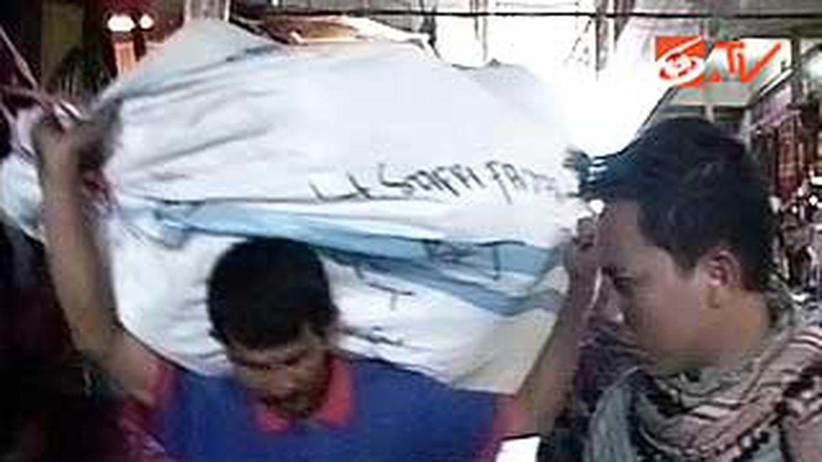 Kuli Angkut, Kerja Sambil Puasa - News Liputan6.com