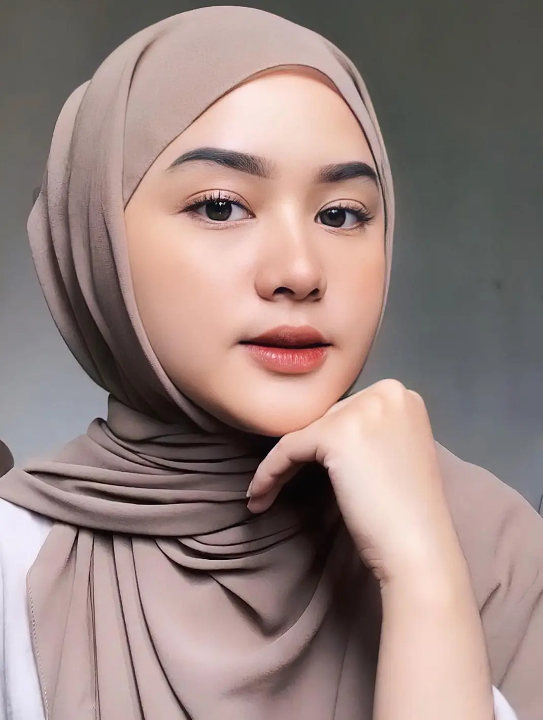 Alifhia Fitri Saat Pose Foto Topang Dagu, Selebgram Hits - Foto Liputan6.com