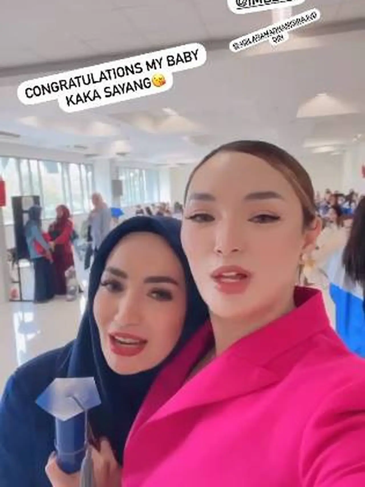 7 Potret Zaskia Gotik Hadiri Wisuda Putri Sambung, Kompak Bareng Imel ...