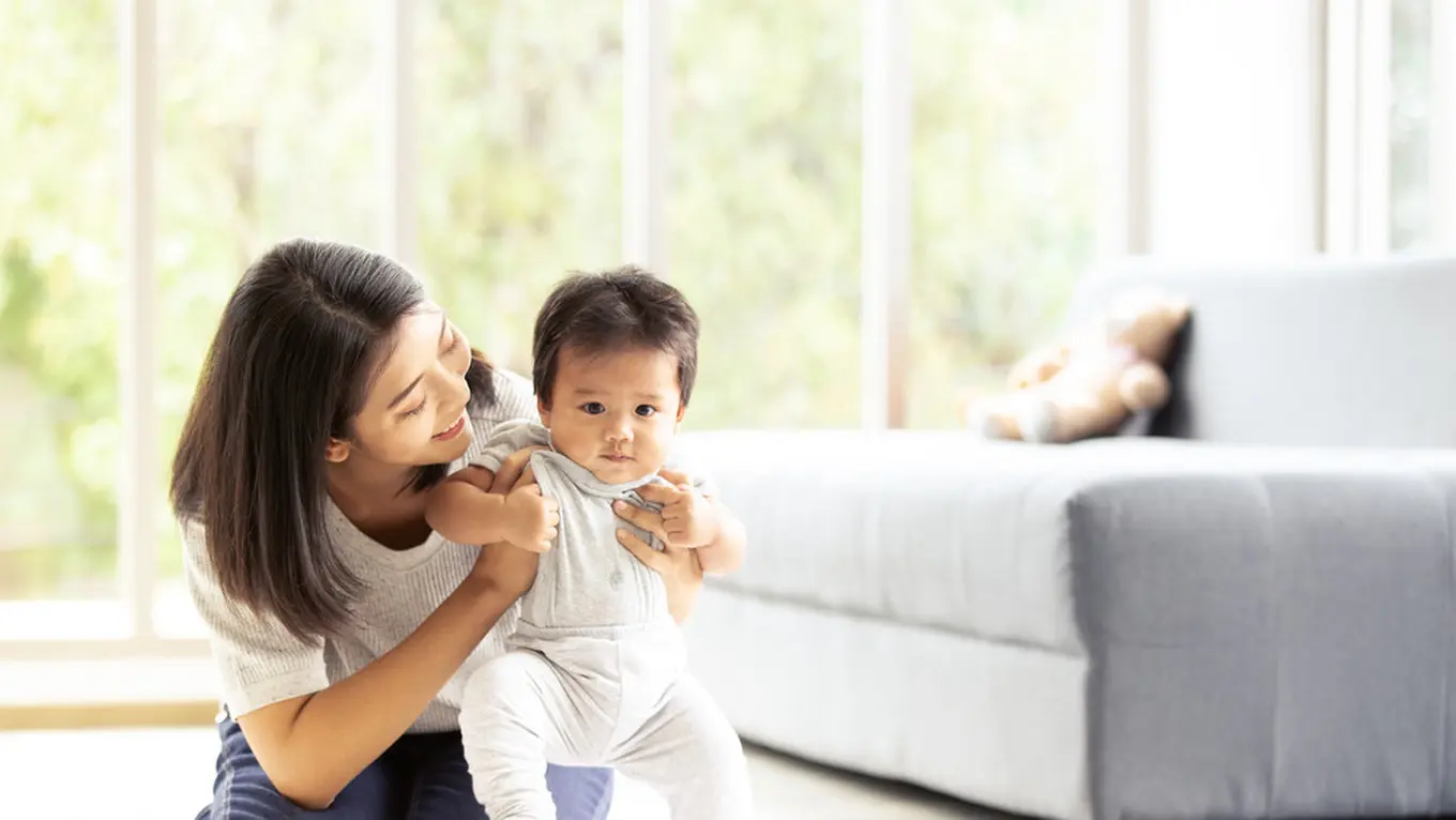 Tahap-tahap Bayi Mulai Berjalan dan Tips Mengajarkannya - Parenting ...