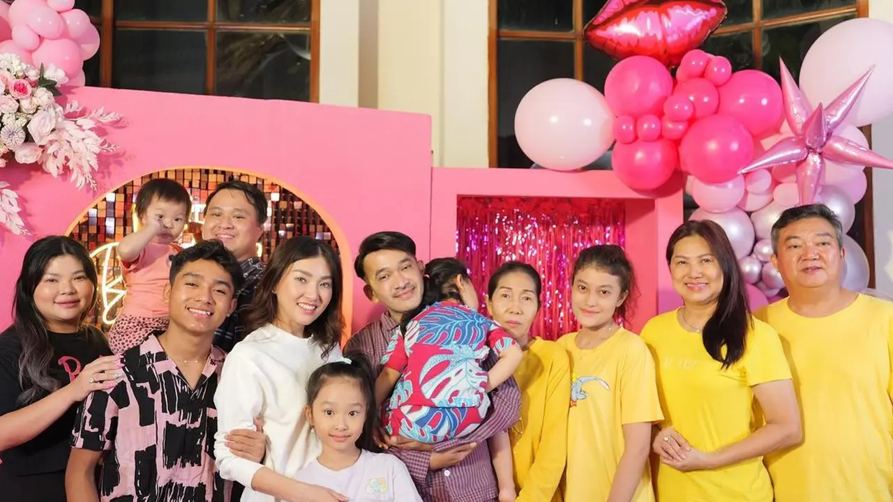 7 Potret Ultah Sarwendah yang Meriah dengan Nuansa Pink, Dipuji Makin Cantik di Usia 34 Tahun ...