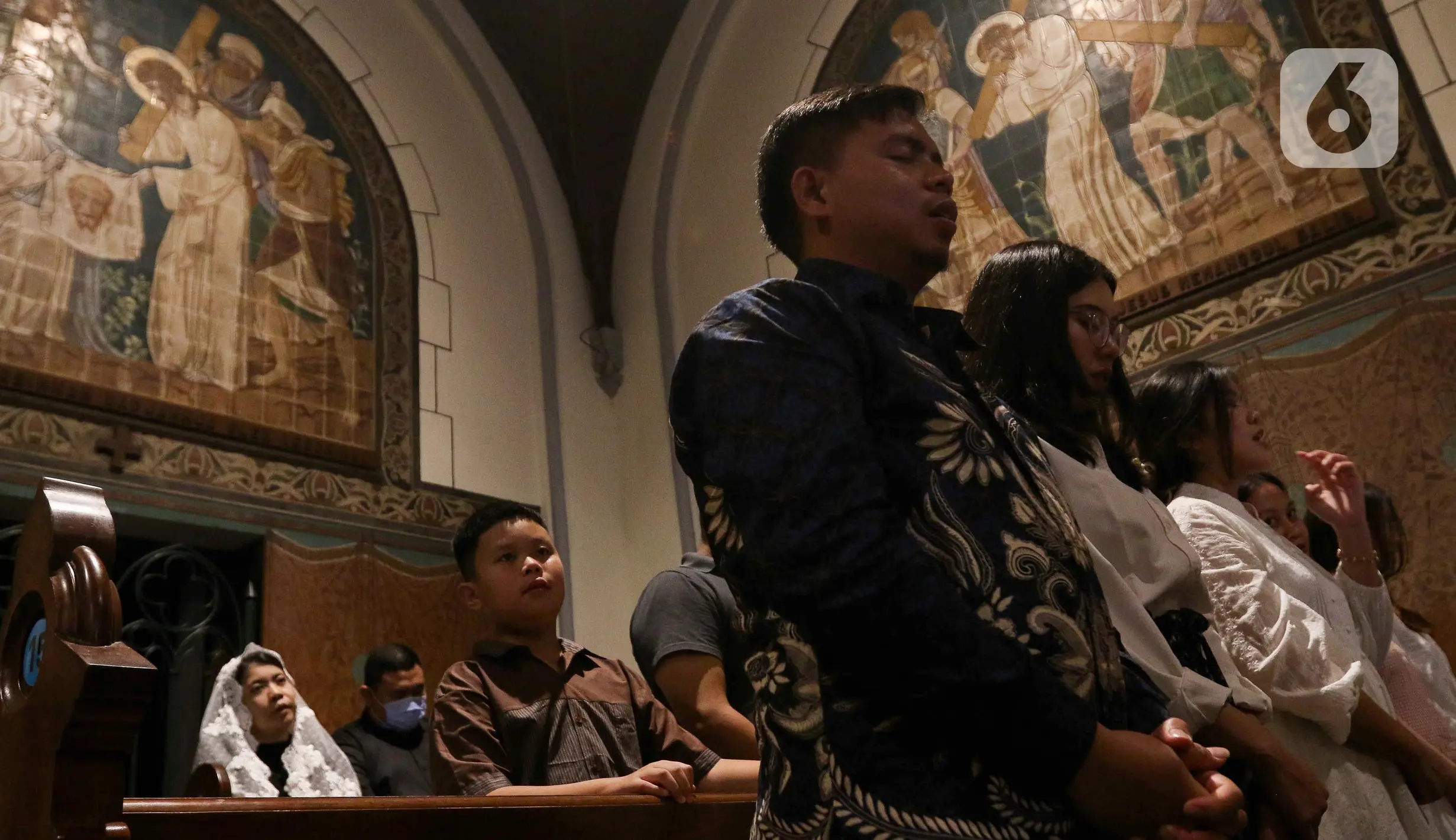 Khidmat, Misa Malam Natal di Gereja Katedral Jakarta - Foto Liputan6.com