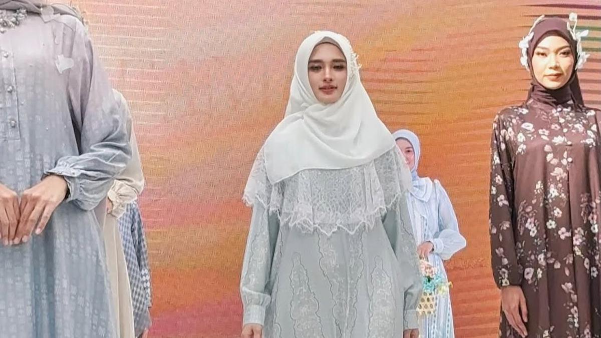 Inara Rusli Melenggang ke Ajang Fashion Bertema Delightful Ramadan ...