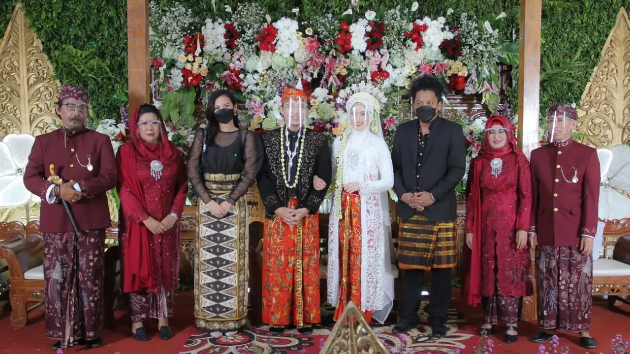 Serasi Saat Kondangan, Ini 7 Potret Indah Permatasari dan Arie Kriting ...