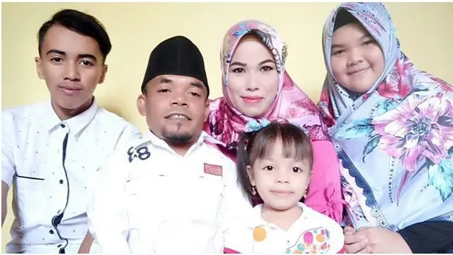 22 Tahun Menikah, Ini 6 Potret Mesra Ucok Baba dan Istri - Hot Liputan6.com
