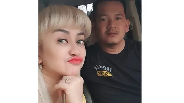 Jarang Tersorot, Ini 6 Potret Mesra Lia Lidysta dan Suami - Surabaya Liputan6.com