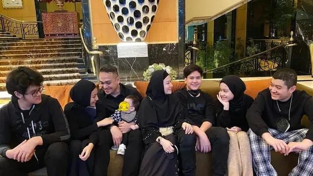 6 Potret Keluarga Fadlan Muhammad dan Lyra Virna, Harmonis Bareng 6 Anak - Hot Liputan6.com