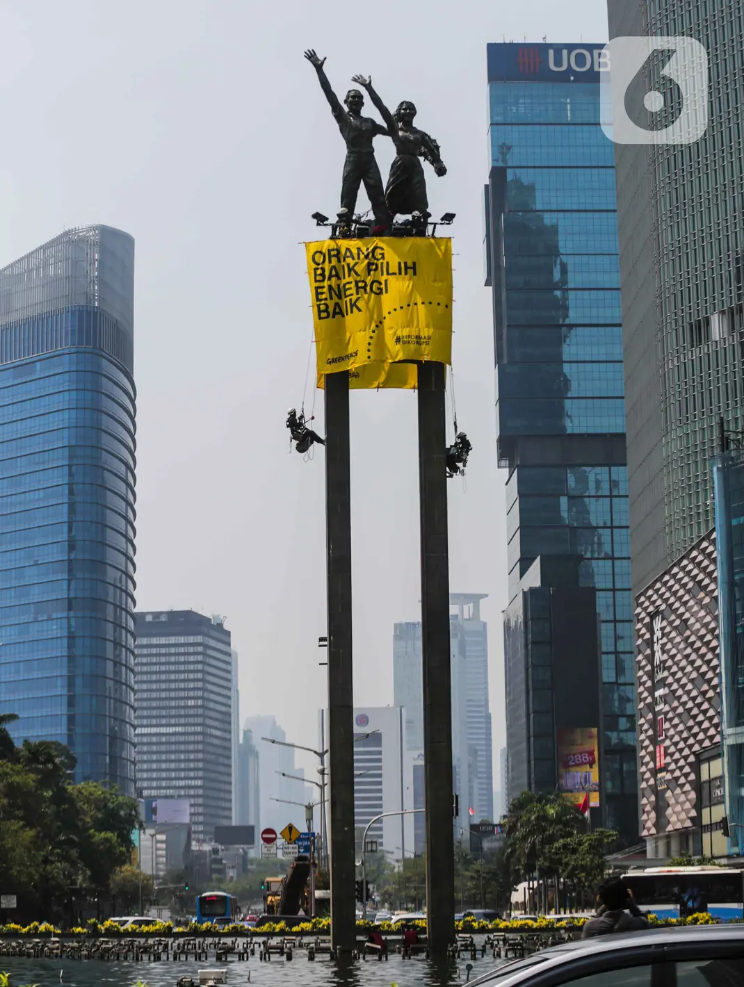 FOTO: Pesan Lingkungan untuk Jokowi Juga Muncul di Patung Bundaran HI ...