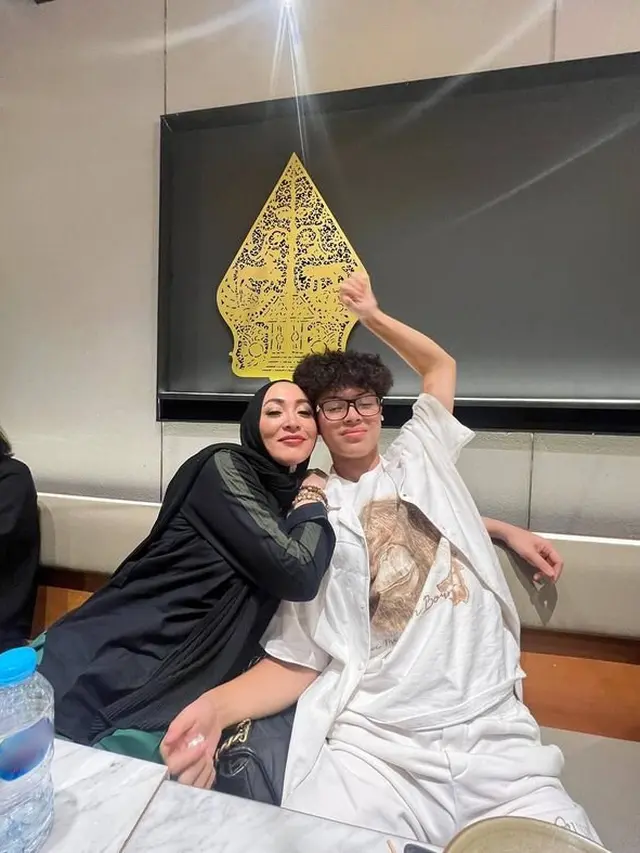 Sempat Berpisah 10 Tahun, Ini 8 Potret Kompak Angelina Sondakh dan ...