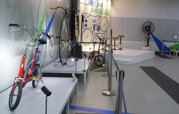 6 Potret Gamila Istri Pandji Pragiwaksono yang Awet Muda dan Mirip ABG ...