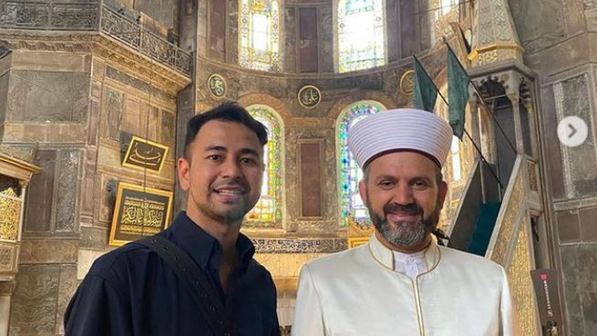 Raffi Ahmad Menyempatkan Salat di Hagia Sophia, Pamer Foto Kebersamaan ...