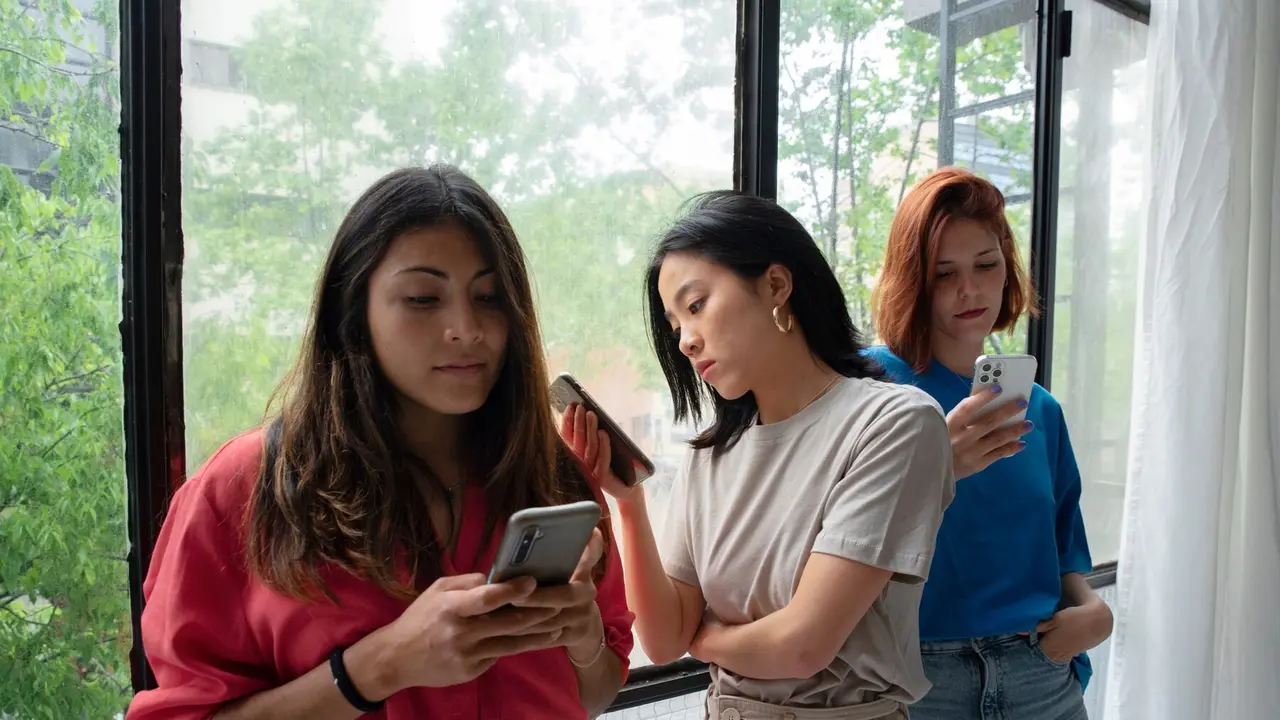 8 Ciri-ciri Zillennial, Generasi yang Tumbuh Antara Milenial dan Gen Z ...