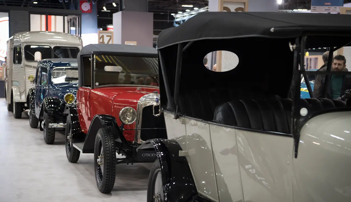 FOTO: Deretan Mobil Retro Dipamerkan di Paris - Foto Liputan6.com