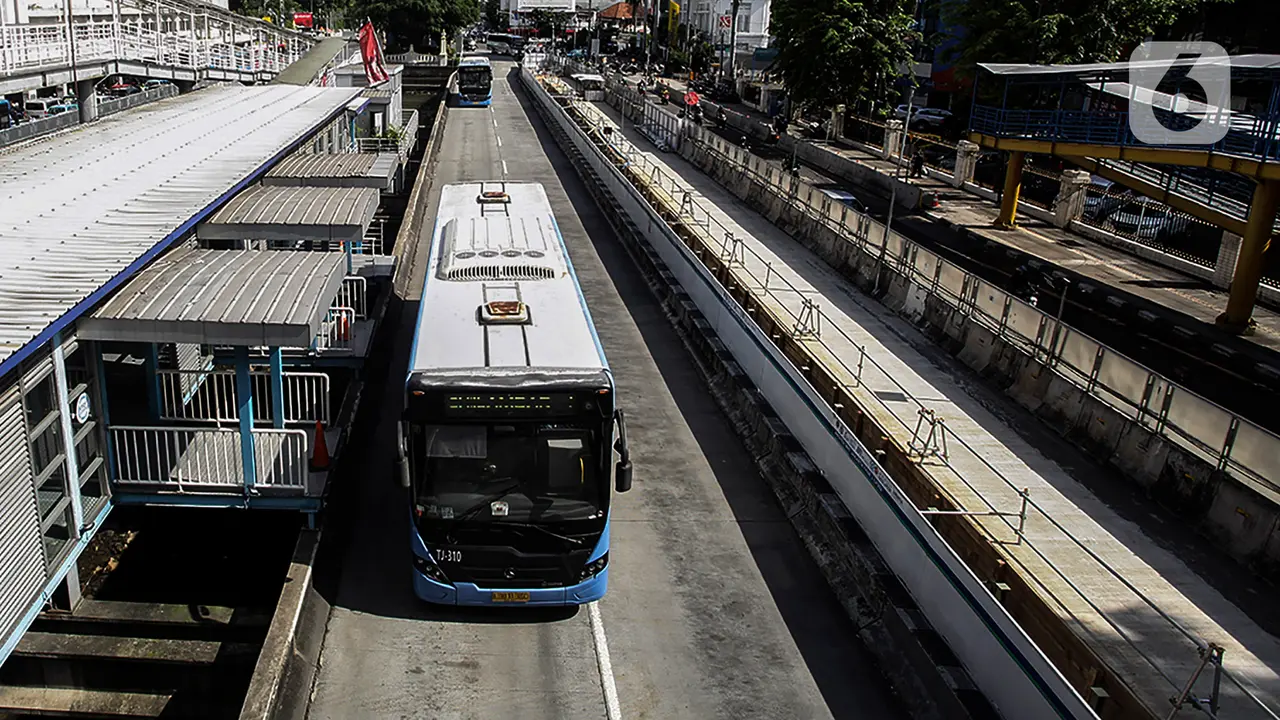 Masuk ke Jalur Bus, Pengendara Motor Tewas Tertabrak Transjakarta ...