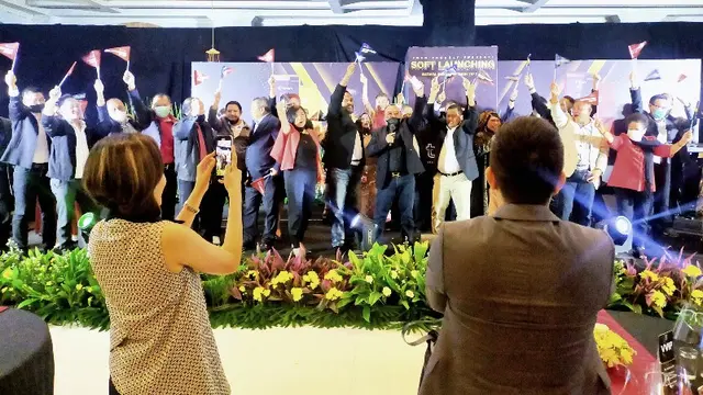 Martin Carter Antusias Peminat Modem Tren Terus Bertambah - ShowBiz ...