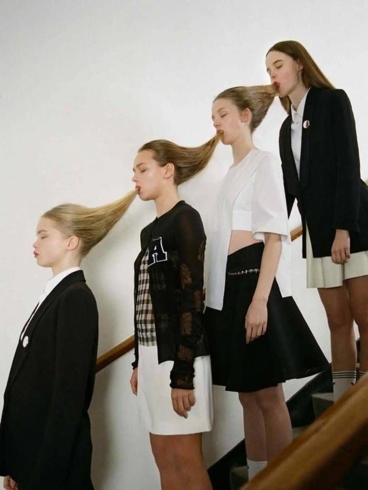 7 Inspirasi Ide Pose Foto Bareng Bestie Ini Gayanya Kocak Banget - Hot ...