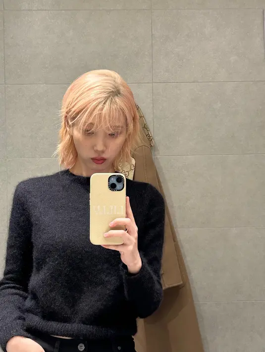 Penampilan Baru IU Jadi Sorotan dengan Pink Blonde Hair - Foto Liputan6.com