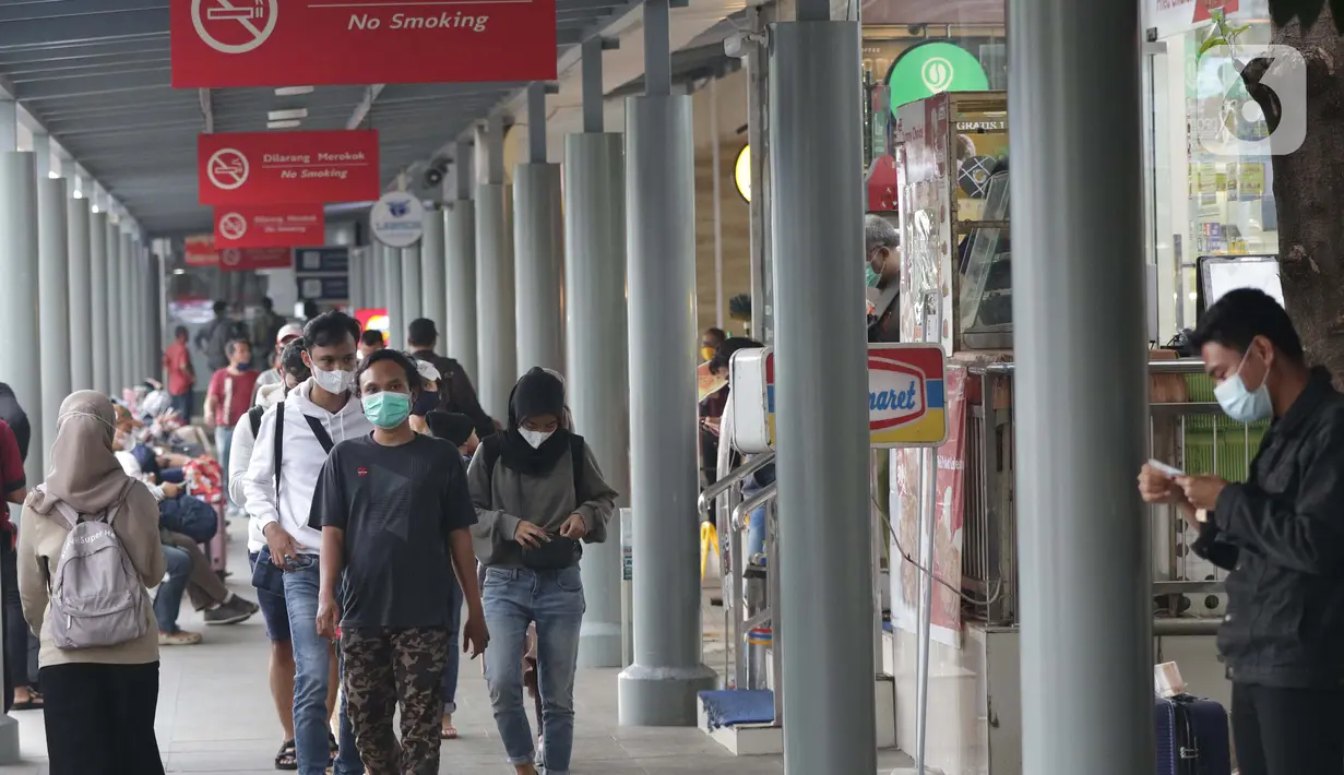 FOTO: Stasiun Senen saat Cuti Bersama Natal 2020 - Foto Liputan6.com