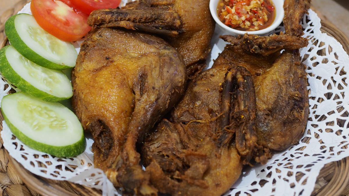 Resep Bebek Goreng Ala Rumah yang Gurih Sedap - Food Fimela.com
