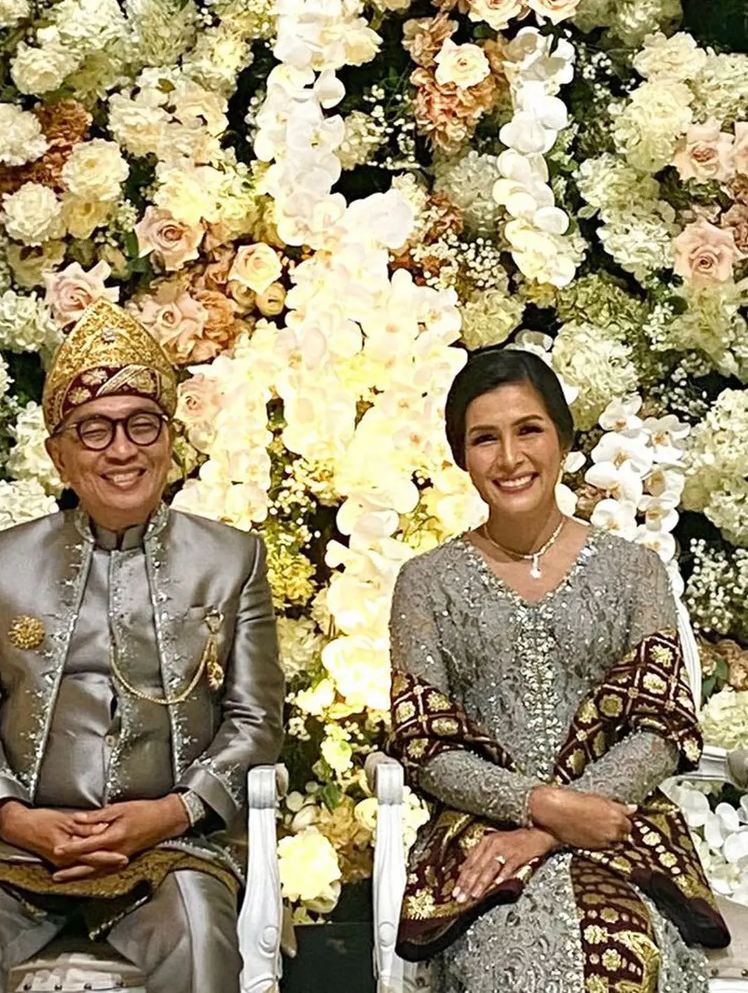 6 Potret Helmy Yahya dan Istri Saat Pernikahan sang Putri Kenakan Adat Palembang, Punya Besan ...