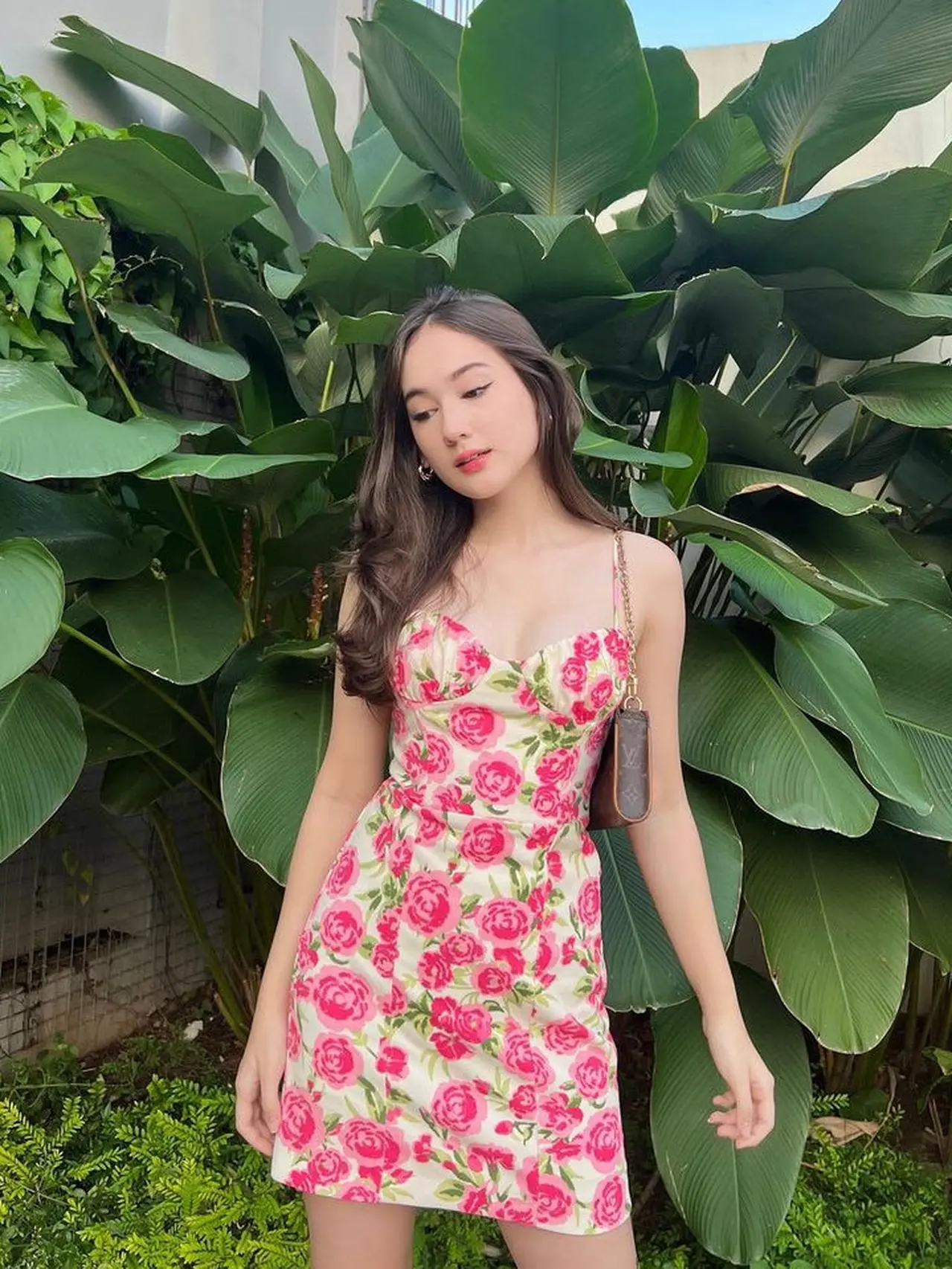 8 Gaya Laura Moane Kenakan Mini Dress, Aktris 17 Tahun yang Baru Dicium ...