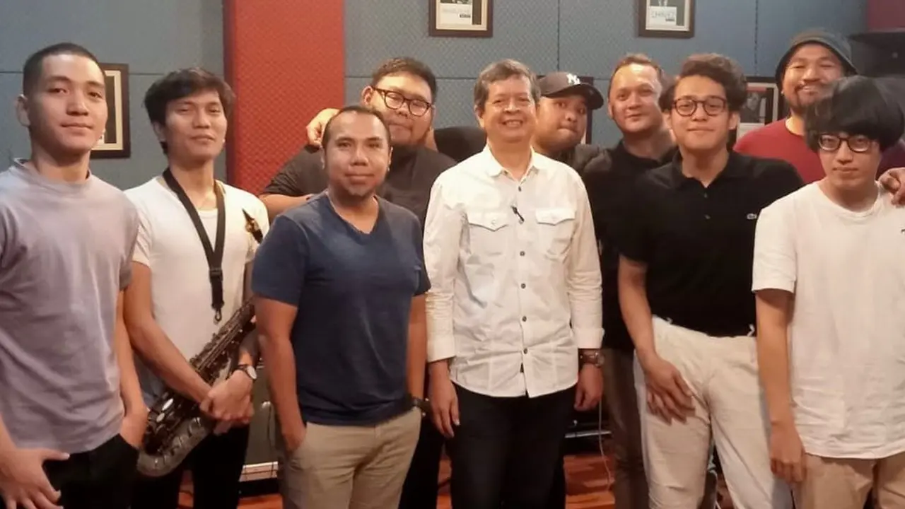 Berbagi Panggung dengan Banyak Musisi Muda, Candra Darusman Senang Tak ...