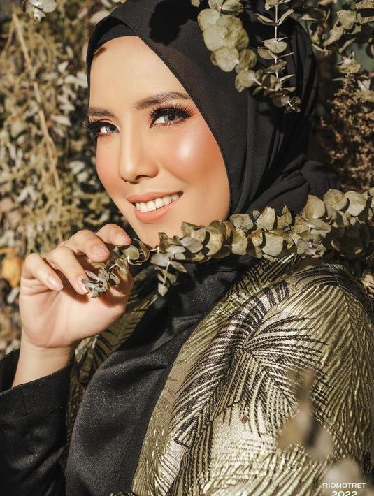 8 Gaya Tya Ariestya saat Pemotretan Perdana Pakai Hijab, Auranya Bikin ...