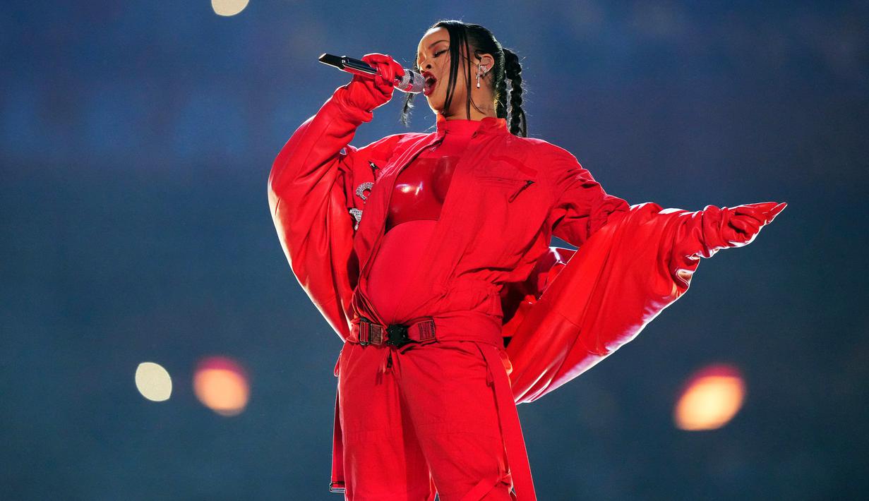 Hamil Anak Kedua, Rihanna Curi Perhatian di Super Bowl 2023