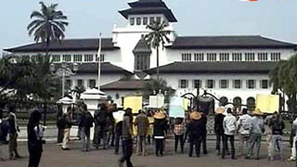 Warga Ciamis Berdemo di Gedung Sate