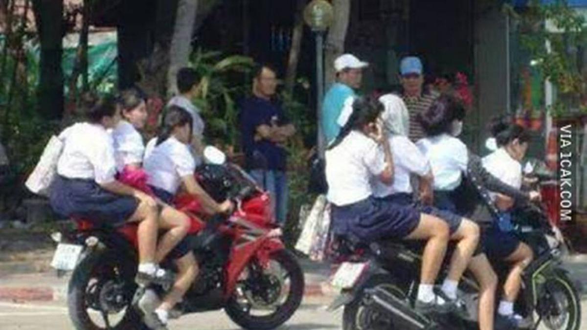 10 Kelakuan Lucu Cewek Lagi Boncengan Motor Auto Bikin Ngakak Motor
